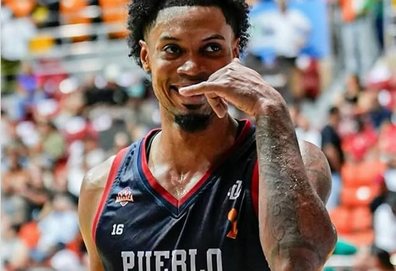 Jherry Matos carga a los campeones de PN - basket.do